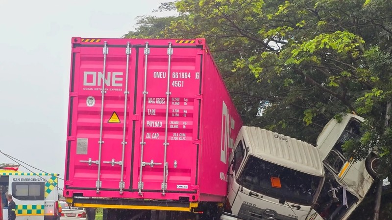 Horror R102 crash near Isipingo: Death toll rises to 11, taxi driver ...