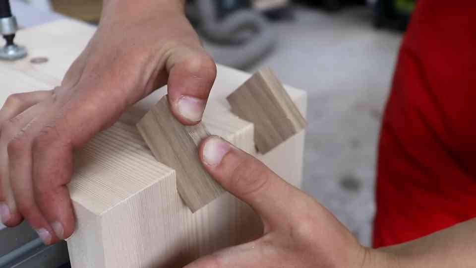 Cool woodworking device for a router