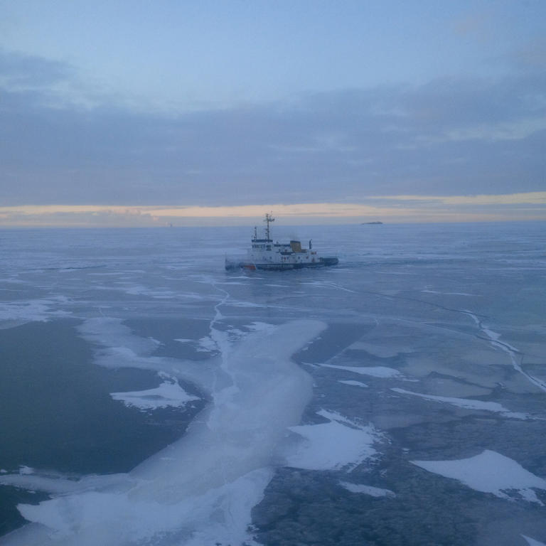 Coast Guard frees 1,004-foot ship from Lake Erie ice