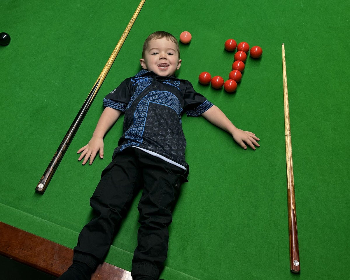 Toddler sets two world records with snooker trick shot