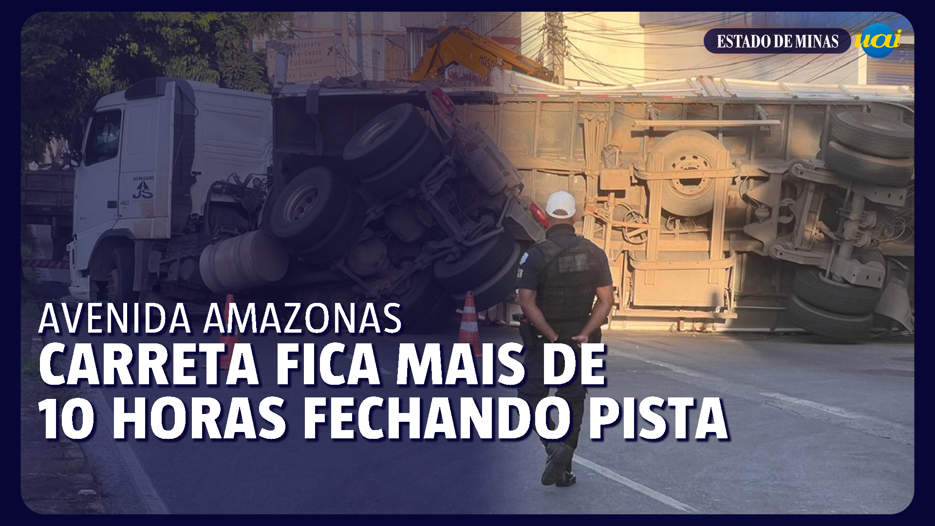 Carreta tomba na Avenida Amazonas e trava o trânsito