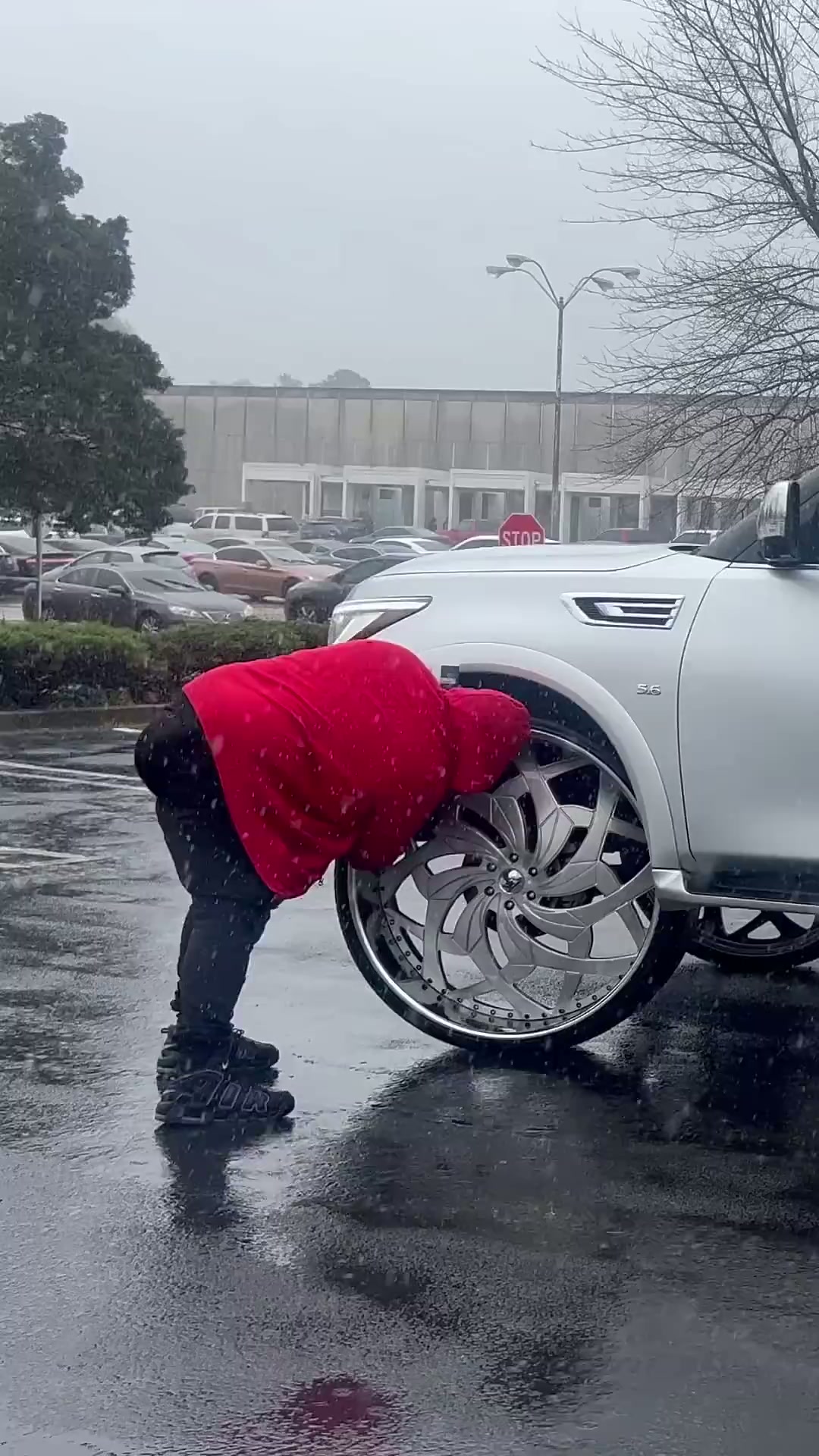Memphis boys don’t play, cleaning the 34”s wheels in the rain