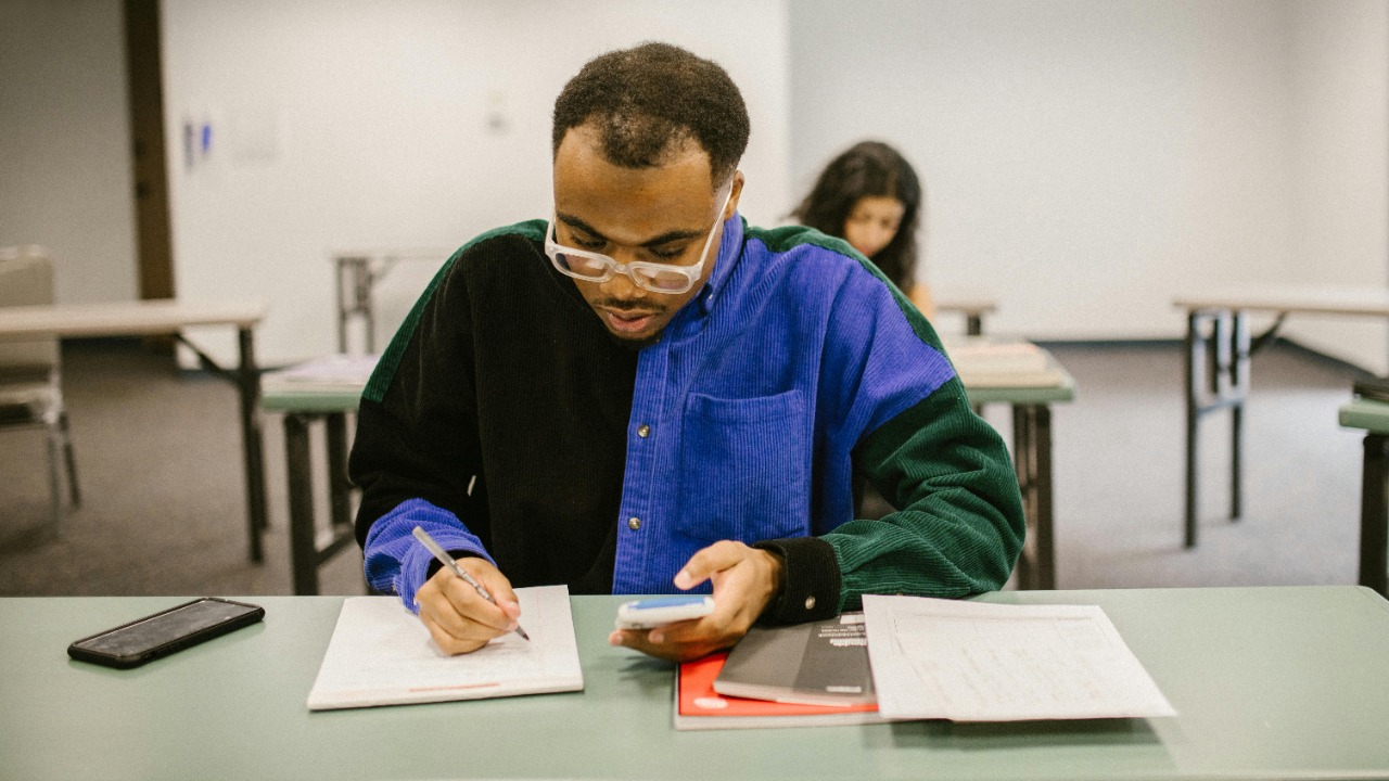 To dodge AI cheating claims, college students are bizarrely using more AI