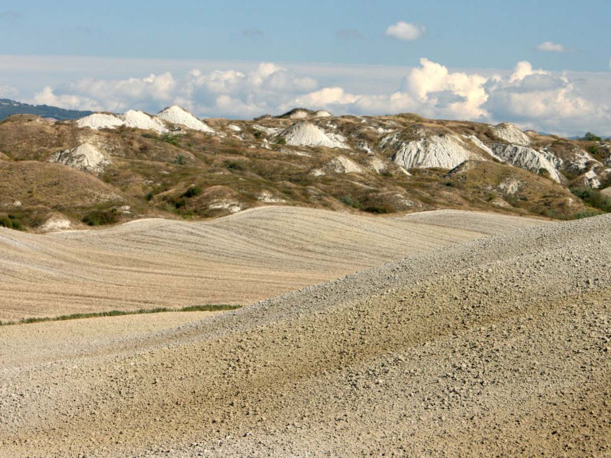 Oltre il verde della Toscana: l’incanto lunare del deserto di Accona ...