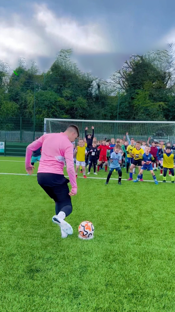 1 pro vs 100 kids goalkeepers