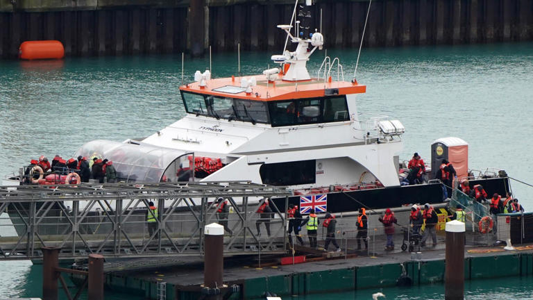 Border staff who 'stole cash from migrants' bailed