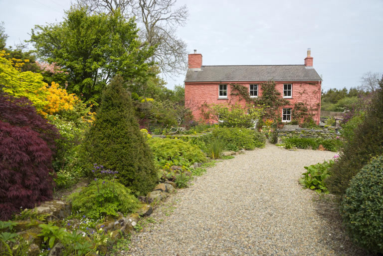 12 gravel driveway ideas to enhance your English-country curb appeal
