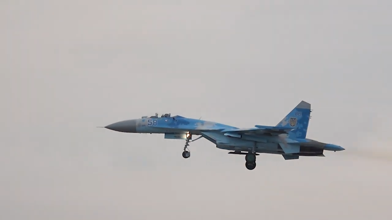 Watch Ukrainian fighter jet dominate the sky at sunset