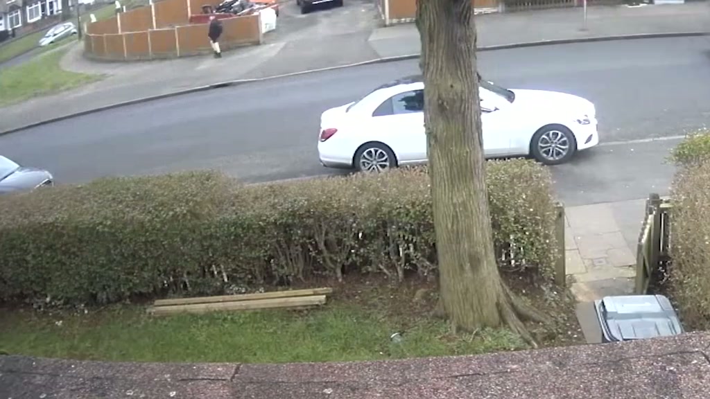 Chilling moment Leo Ross killer poses as an innocent bystander