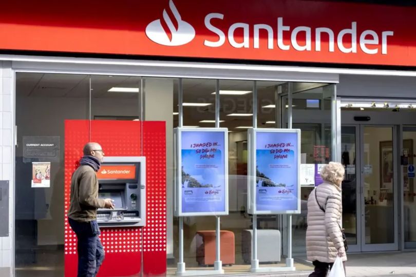 Santander issues disappointing announcement but hands customers £225 ...