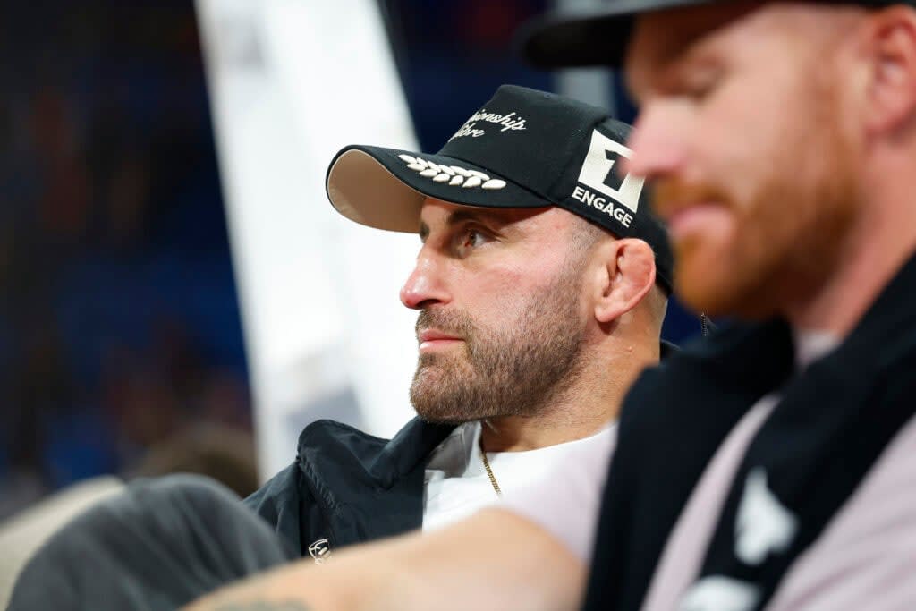 Alexander Volkanovski dons apron and sings during lighthearted UFC 325 ...