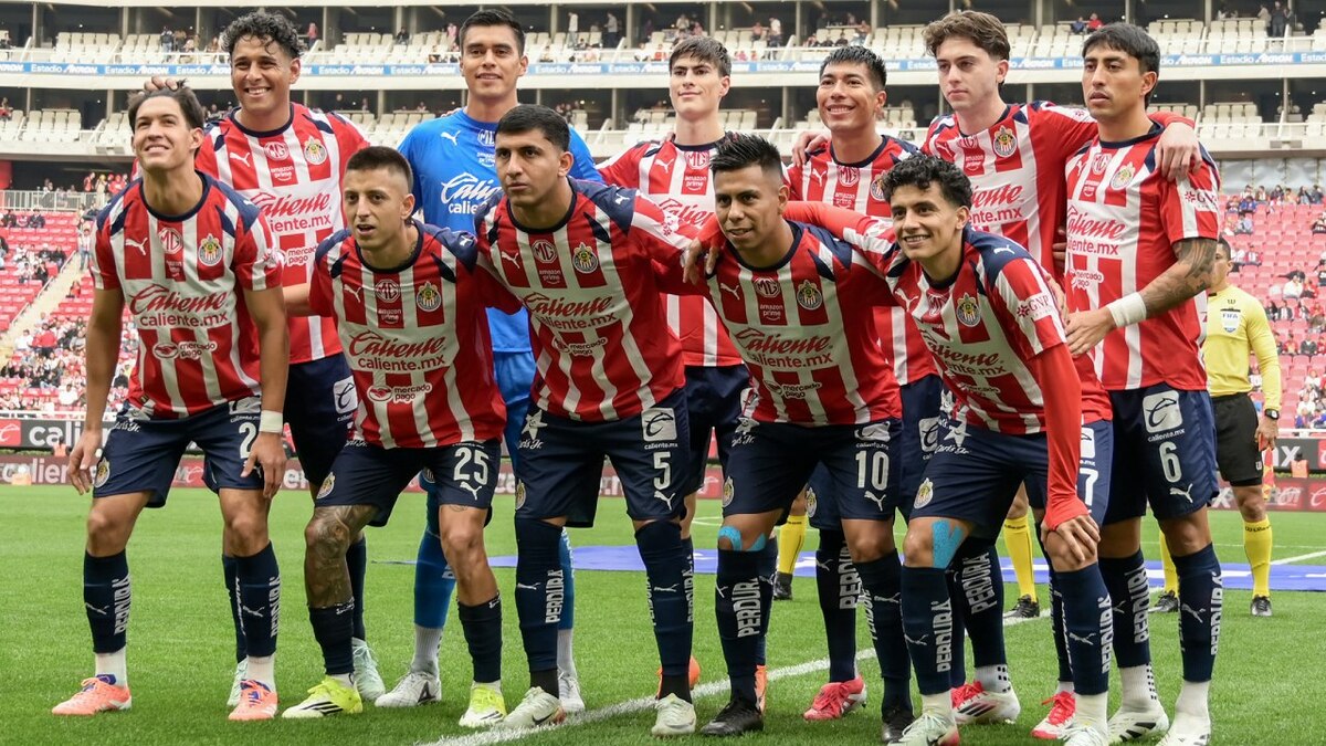¡Elegante! Chivas sorprende y lanza playera alternativa en color azul ...