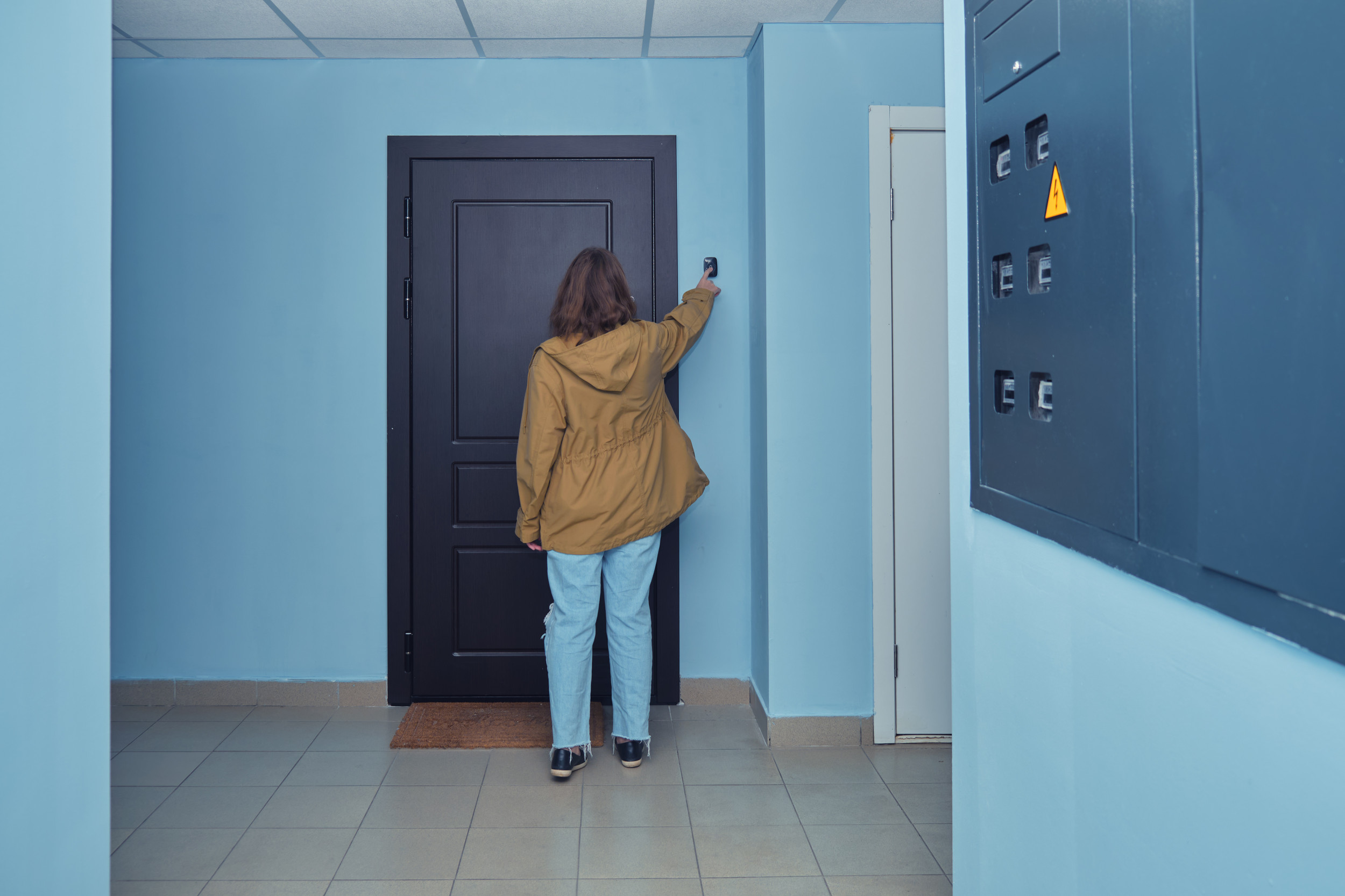 Woman shocked by 'weird prank' on apartment door—Internet gives warning