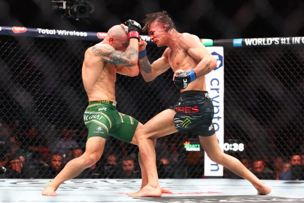 Alexander Volkanovski dons apron and sings during lighthearted UFC 325 ...