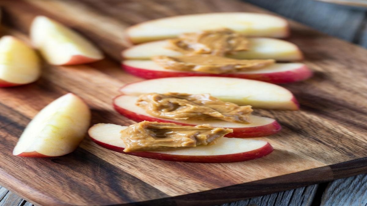 Why Nutrition Experts Say Apples With Peanut Butter Are the Perfect ...
