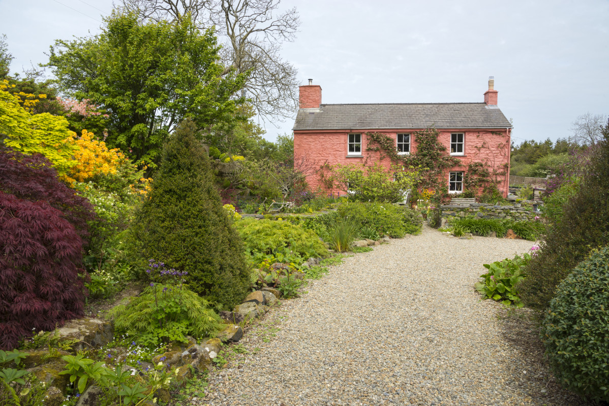 12 gravel driveway ideas to enhance your English-country curb appeal