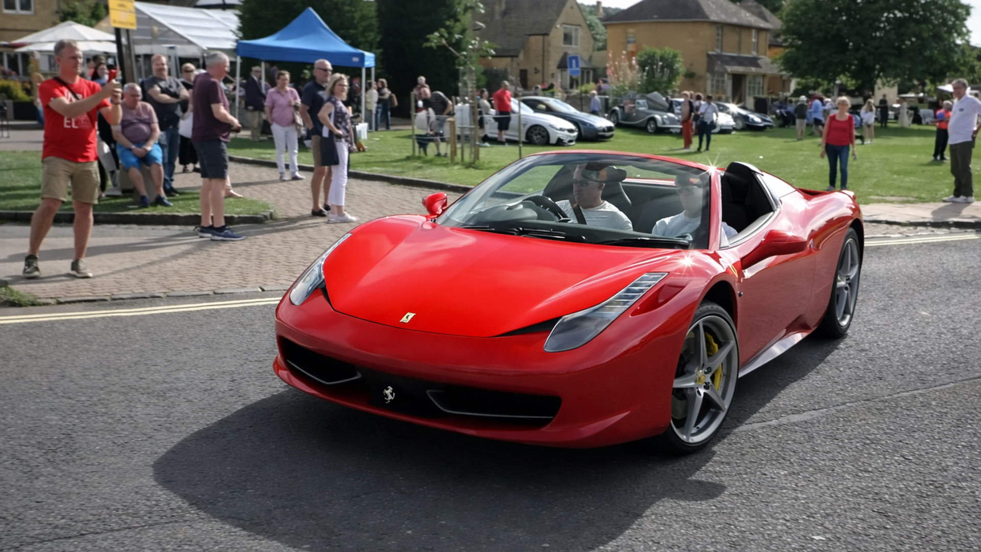Ferrari 458 Spider stuns crowd without a roof
