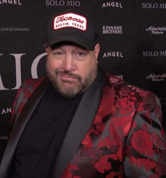 Kevin James strikes 'King of Queens' pose amid reboot rumors