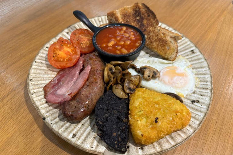 American tries full English breakfast in Bath and issues 3-word verdict