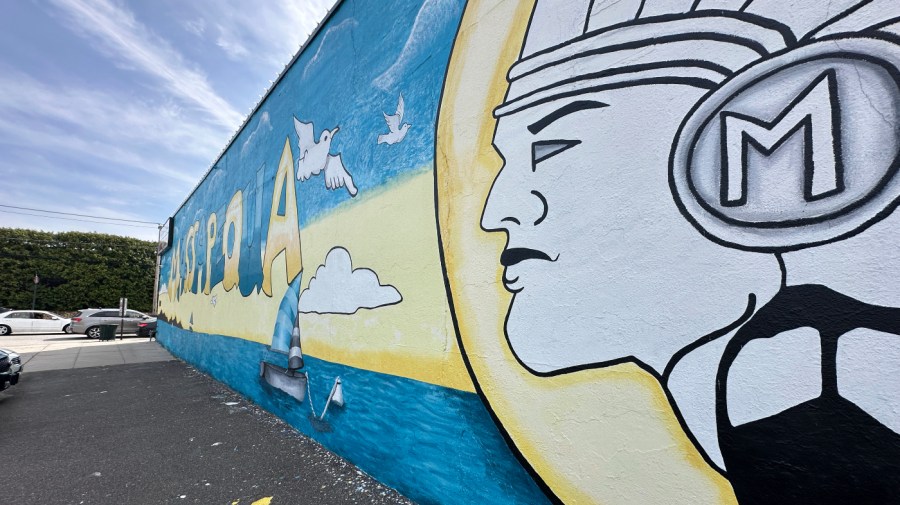 Trump administration steps back into Native American mascot debate at ...