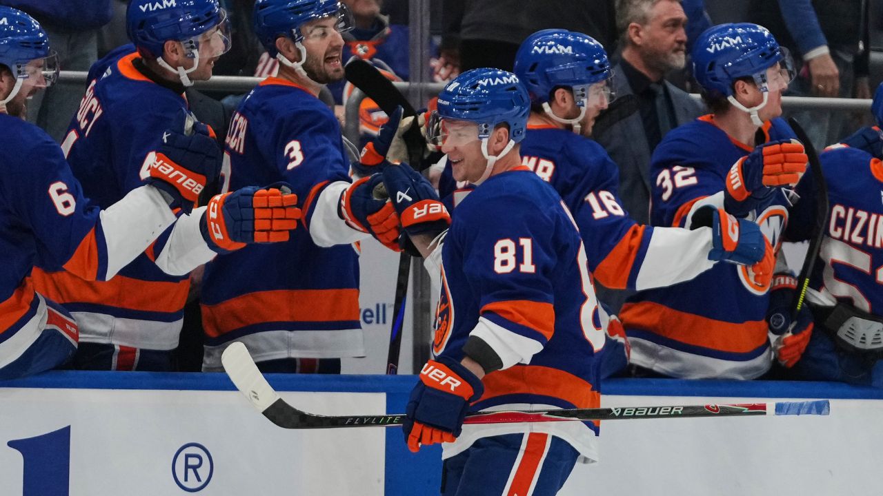 NHL roundup: Islanders roll past Rangers in Palat’s first game