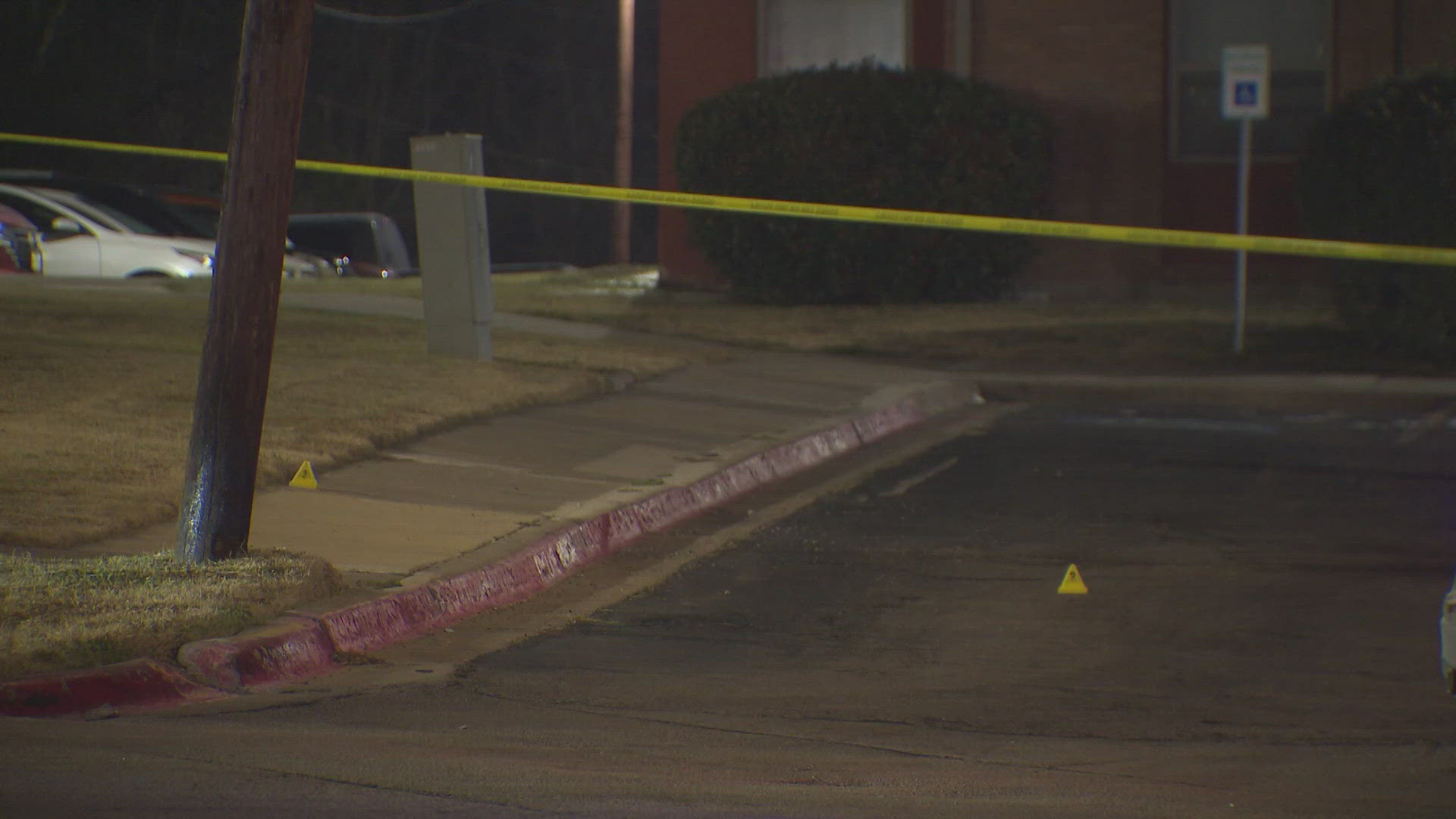 Dallas police investigate deadly shooting at Dallas apartment complex