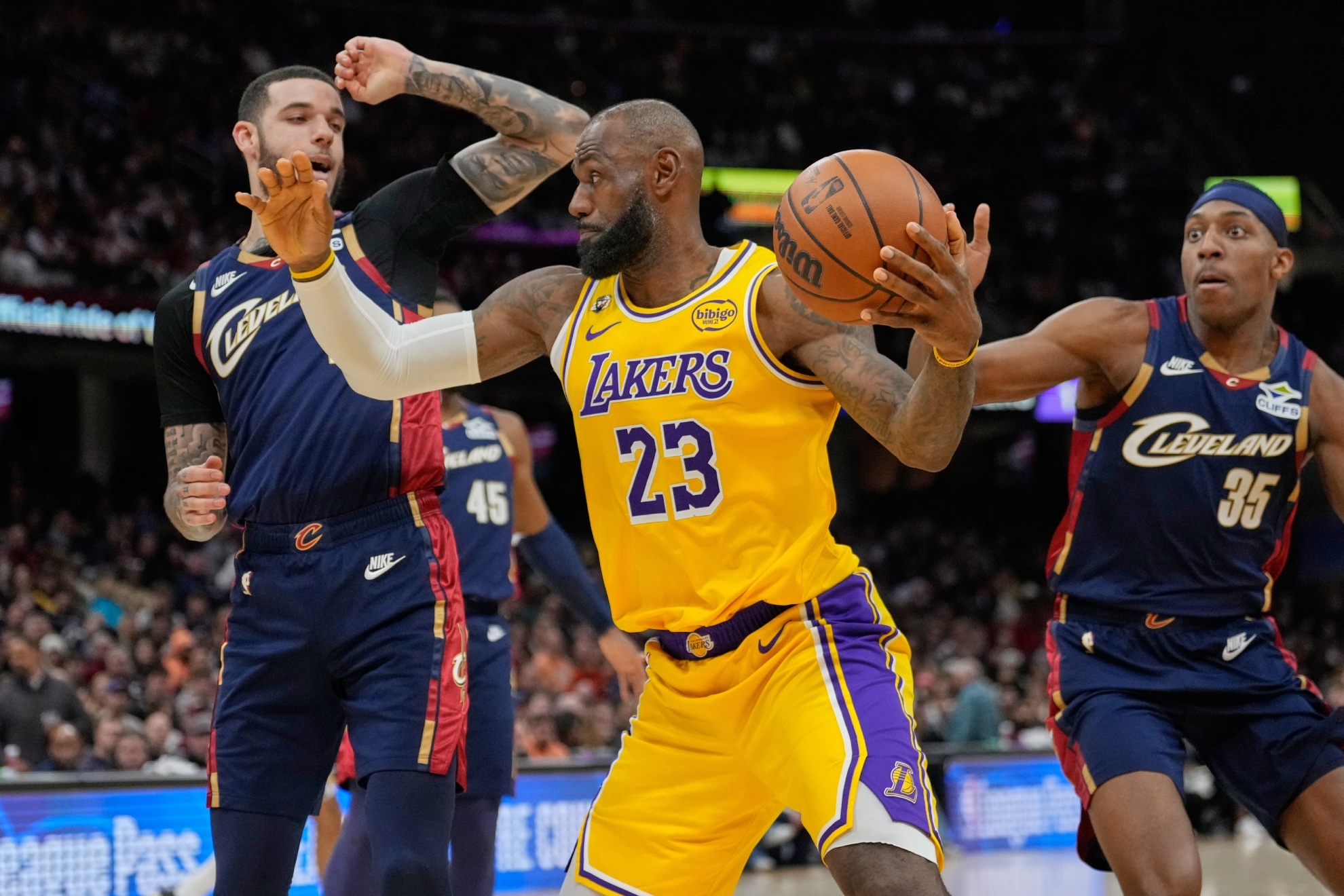 LeBron James reaches 60,000 points and Cavaliers make him cry in Lakers ...