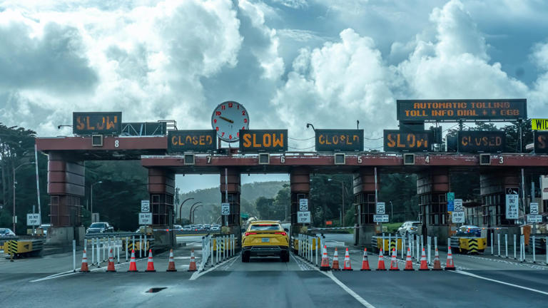 Places you should absolutely never use your debit card, according to ...