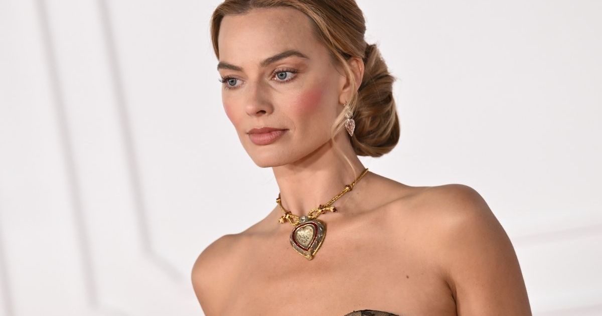 Margot Robbie borrows Elizabeth Taylor's Cartier necklace for premiere