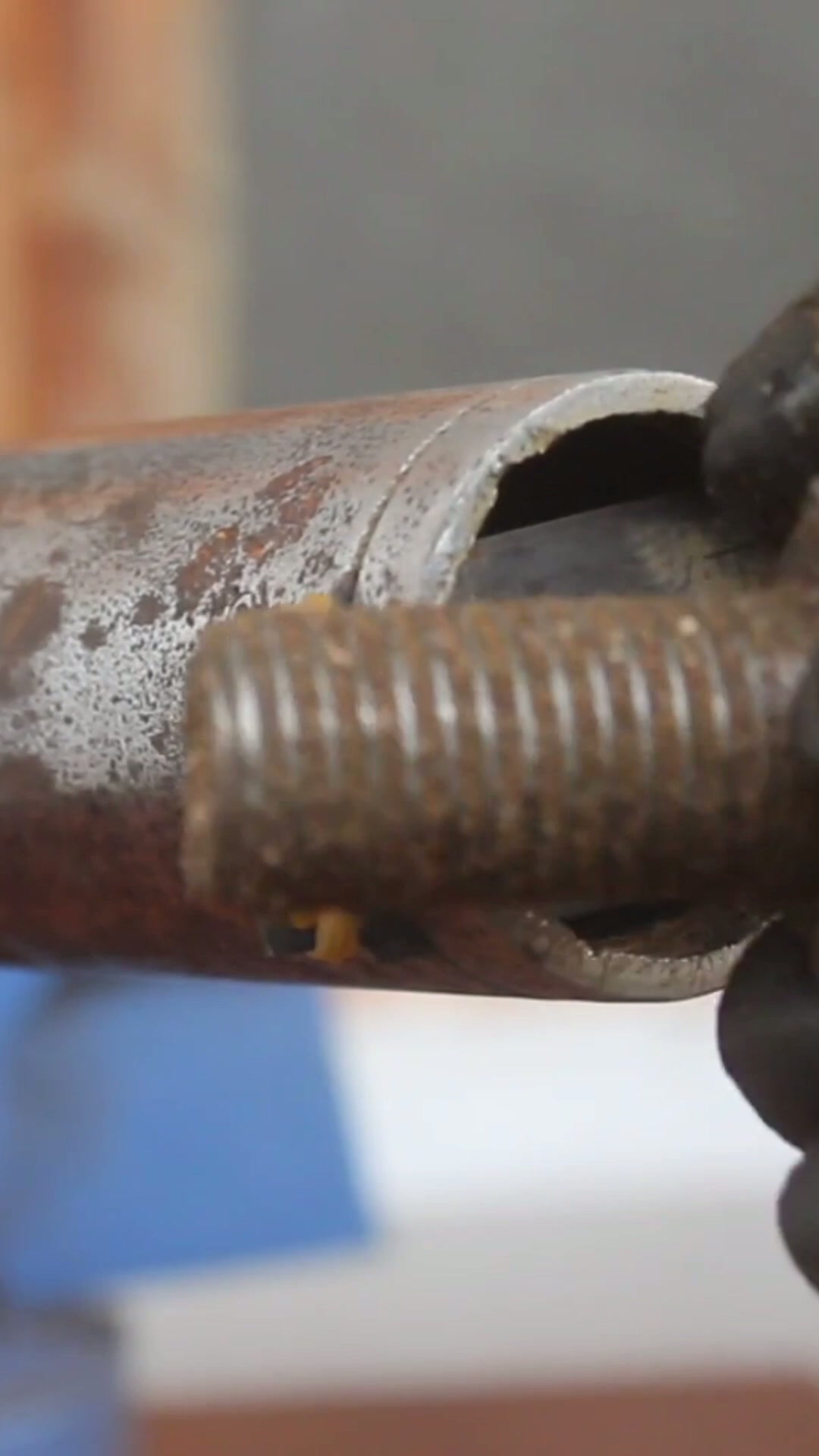 Clever tool to clean rusty bolts