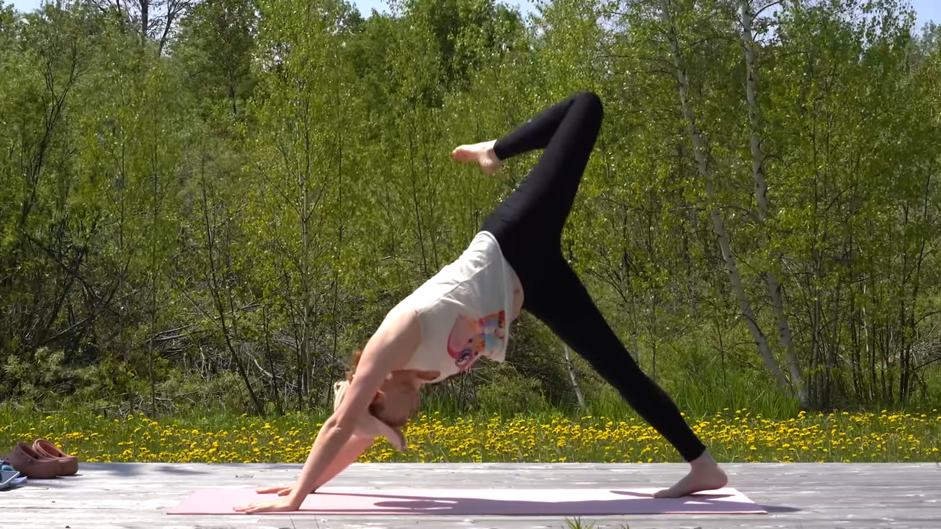 Calm and gentle morning yoga flow in 10 minutes