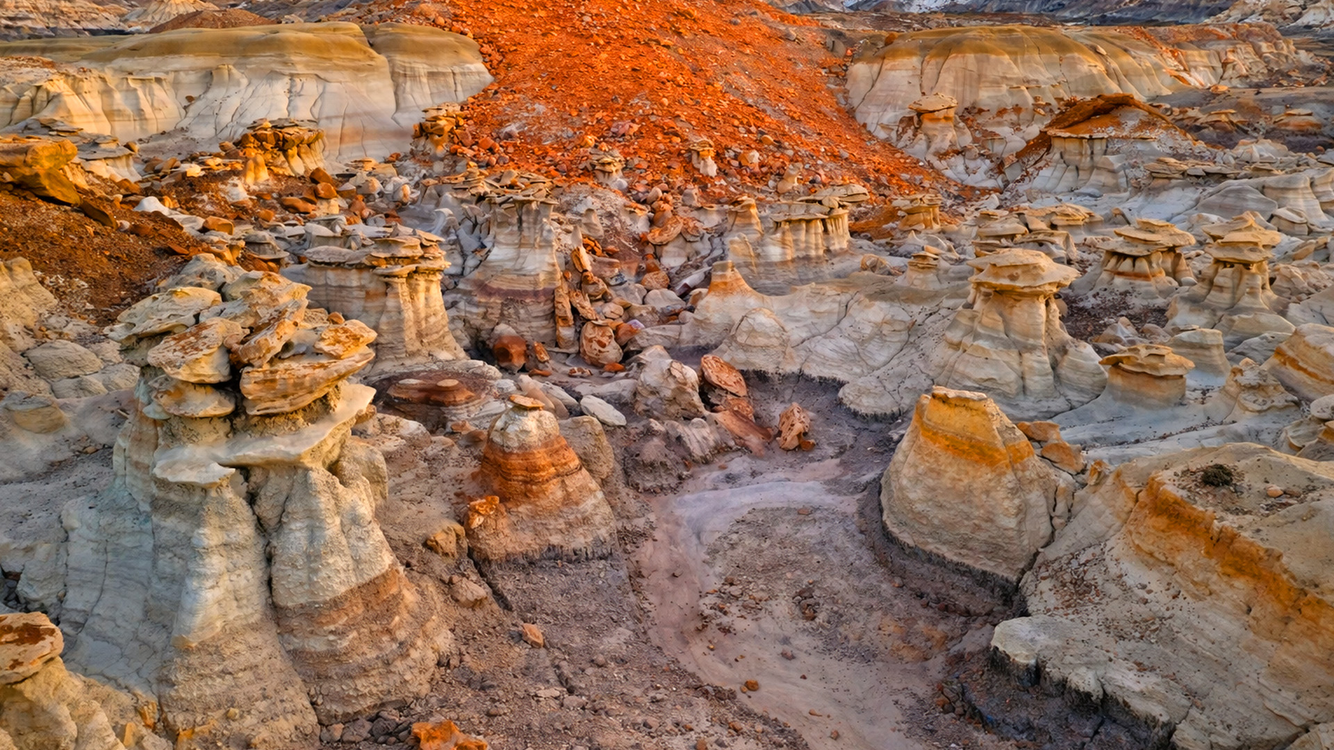 Torres rochosas surreais e terras áridas no deserto de Bisti