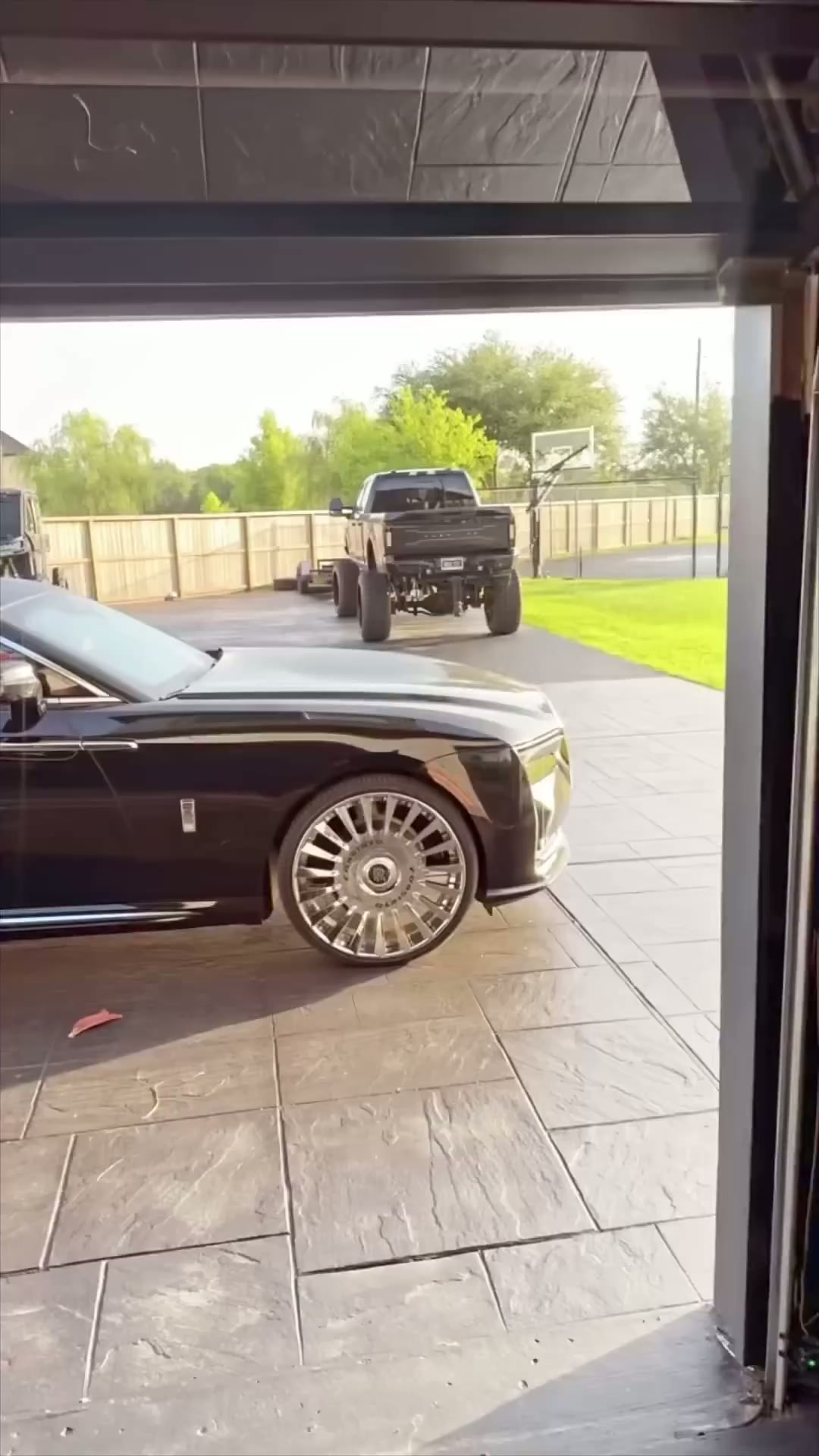 Slim Thug’s Rolls-Royce Spectre on 26’s Forgiatos charging up