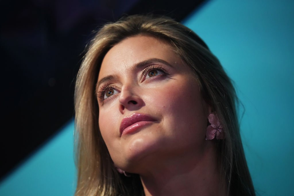 Holly Valance's song banned from Apple Music charts