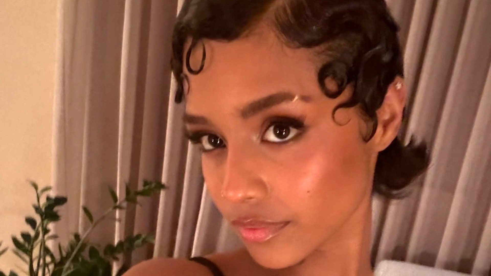 In a sparkling outfit, this singer made a striking appearance