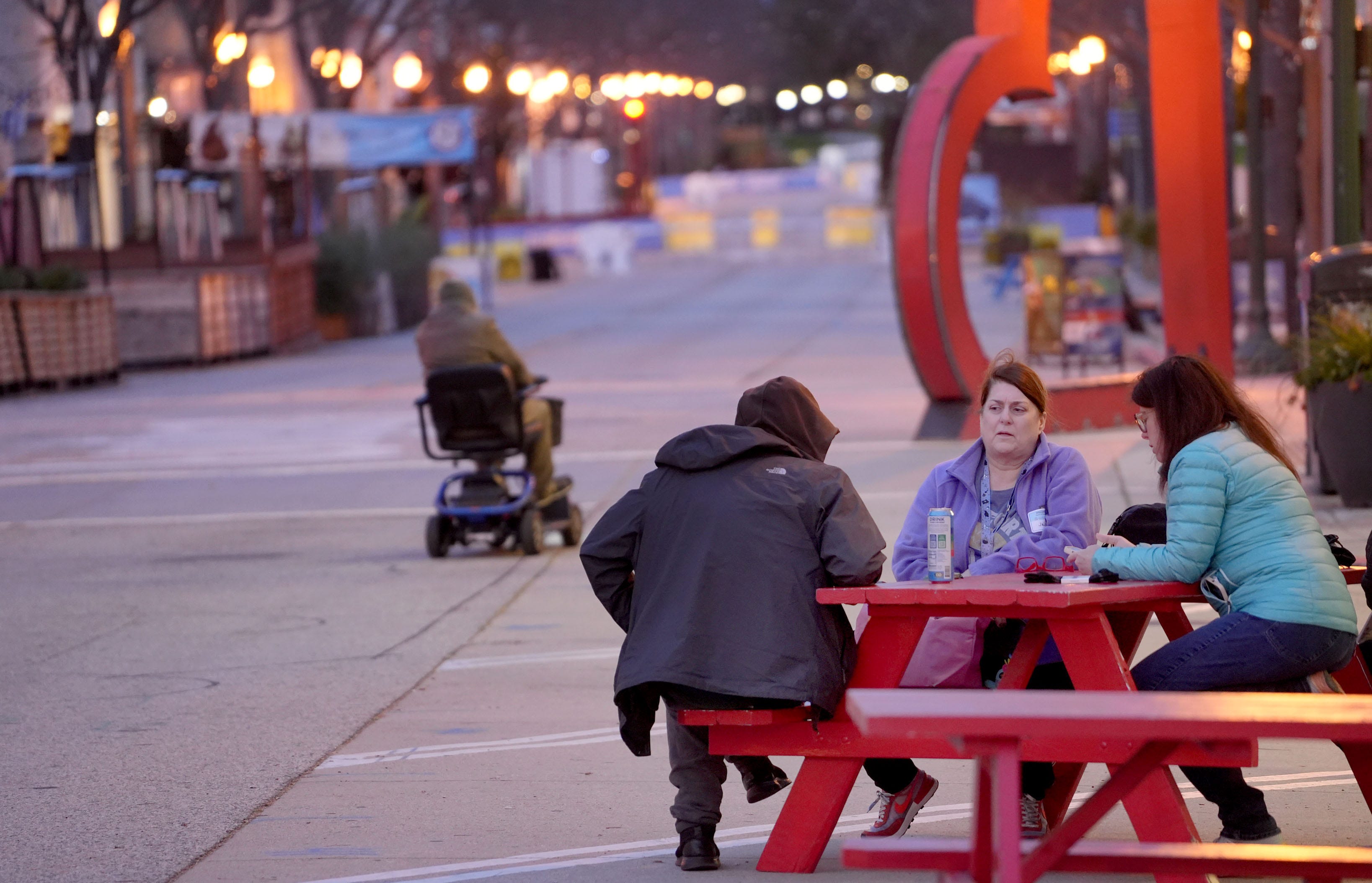 Volunteers rise early to count, counsel Ventura County's homeless