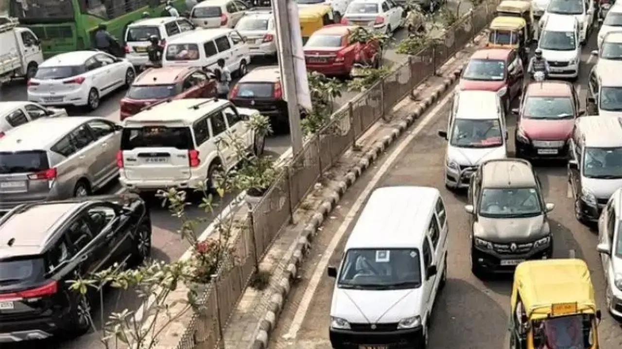 Mumbai traffic police declare no-parking zone on Malad’s Kurar stretch