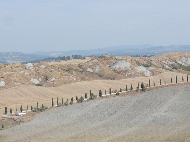 Oltre il verde della Toscana: l’incanto lunare del deserto di Accona ...