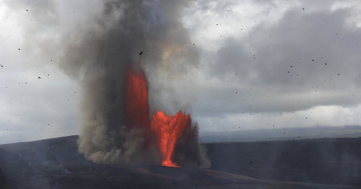 Tourists flee as volcano erupts and rocks rain down in Hawaiʻi ...