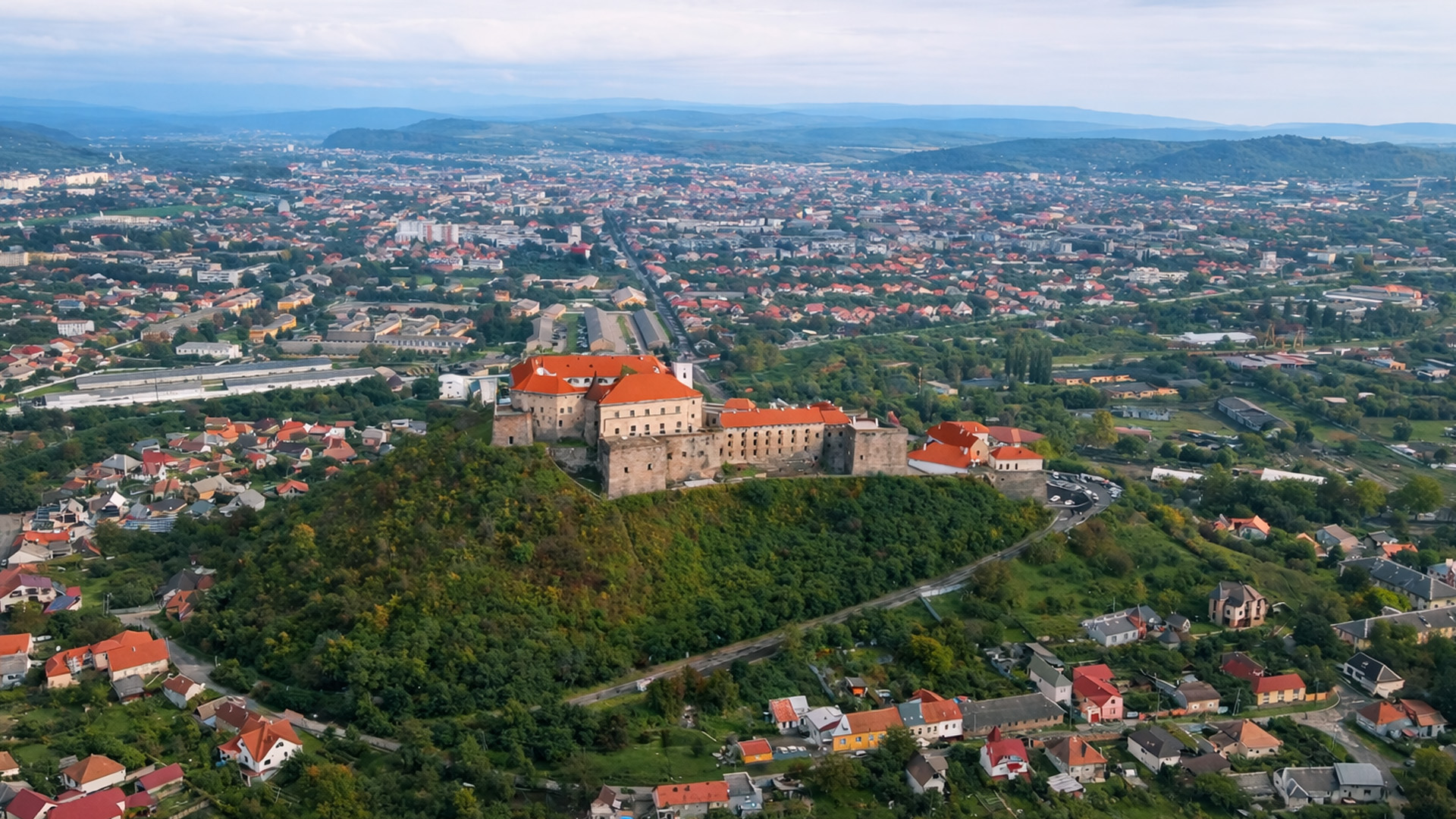 Un château surplombant la ville en Ukraine