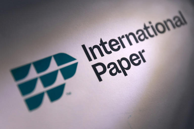 International Paper swings to profit, issues downbeat outlook