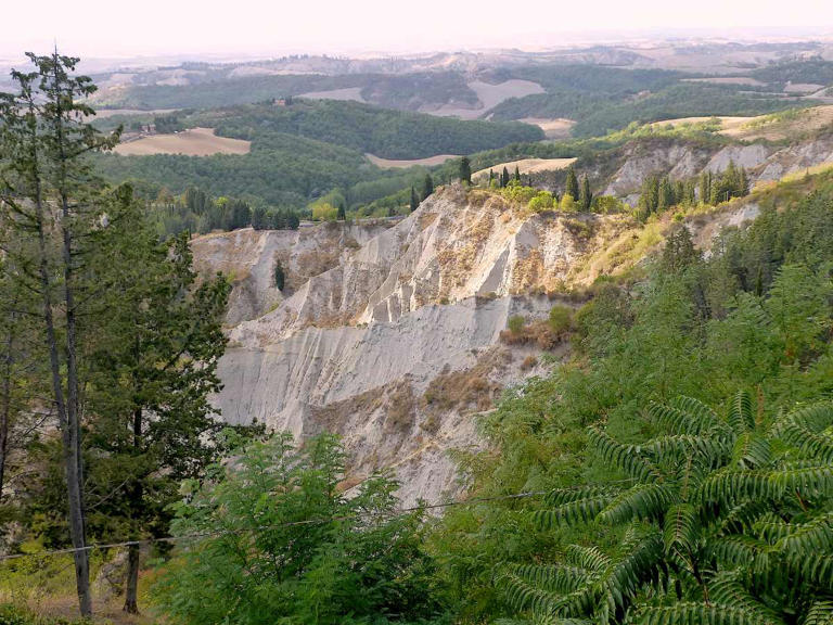 Oltre il verde della Toscana: l’incanto lunare del deserto di Accona ...