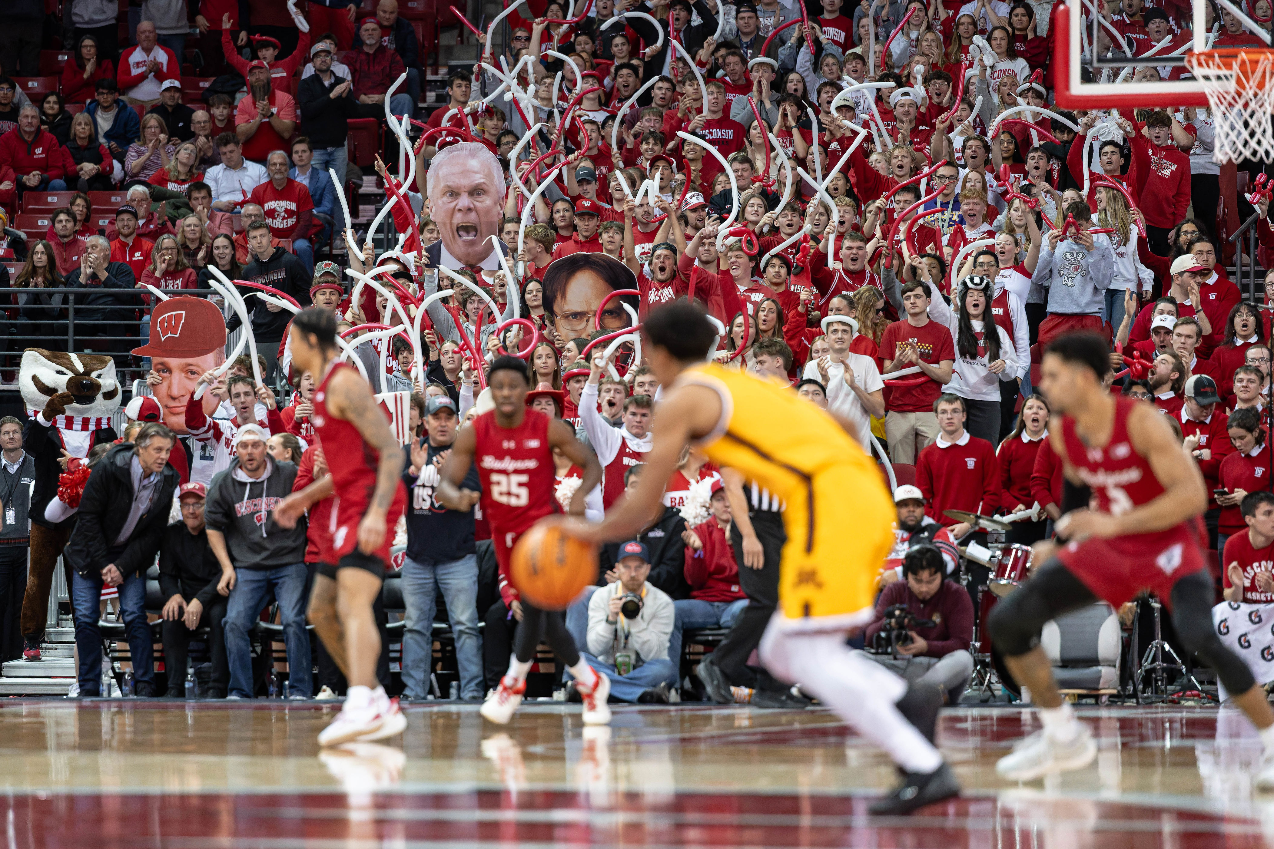 Minnesota drops 6th straight, loses 63-67 at Wisconsin
