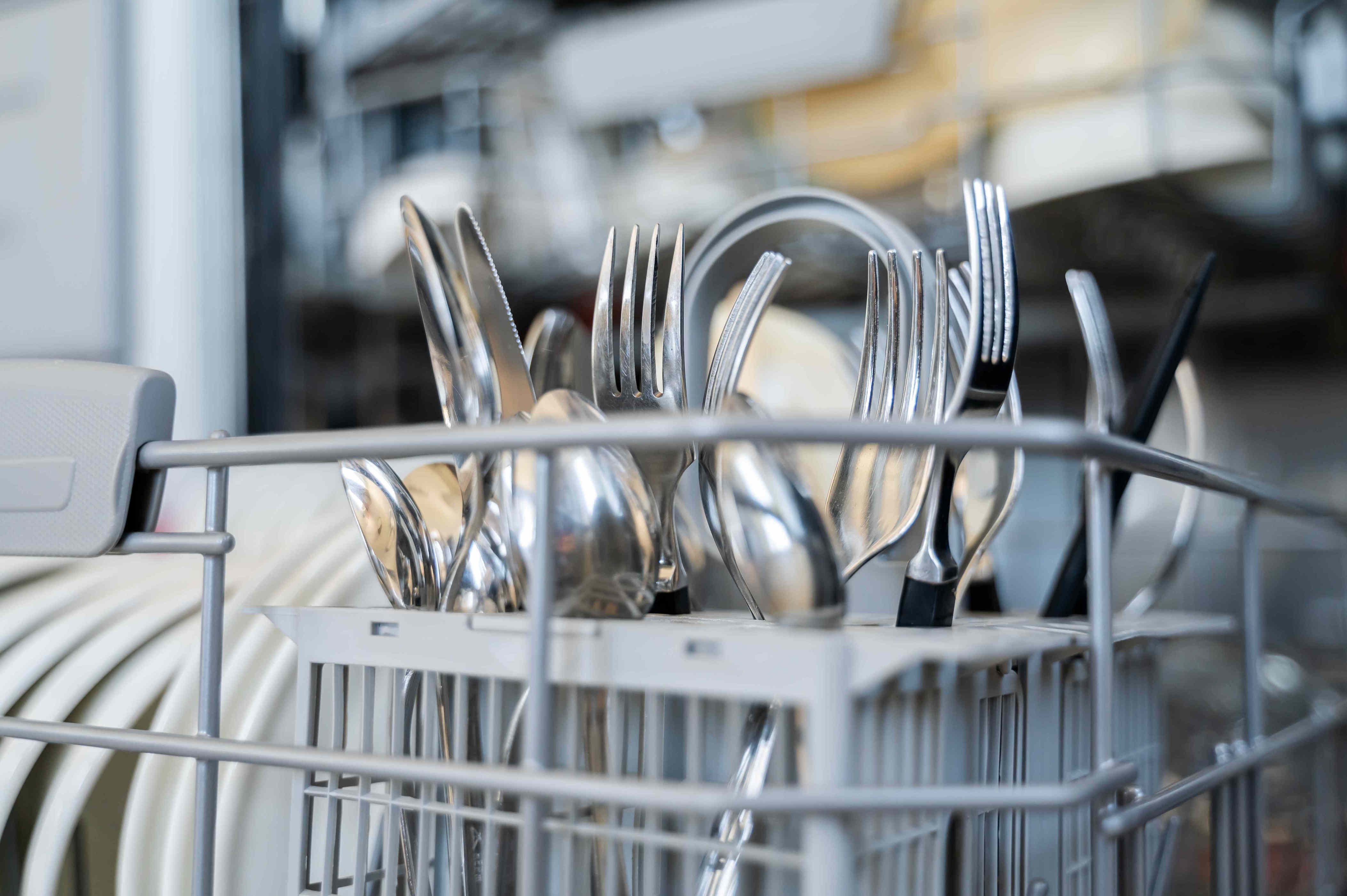 Handles up or down? The right way to load silverware in the dishwasher ...