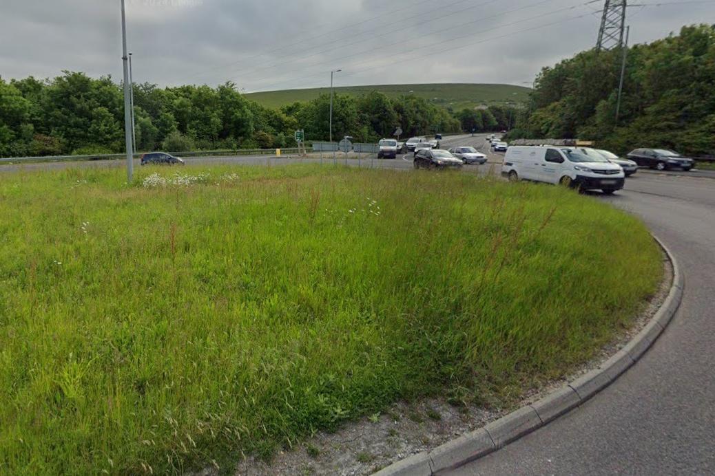 Report of accident at roundabout near Lewes causing heavy traffic on A27