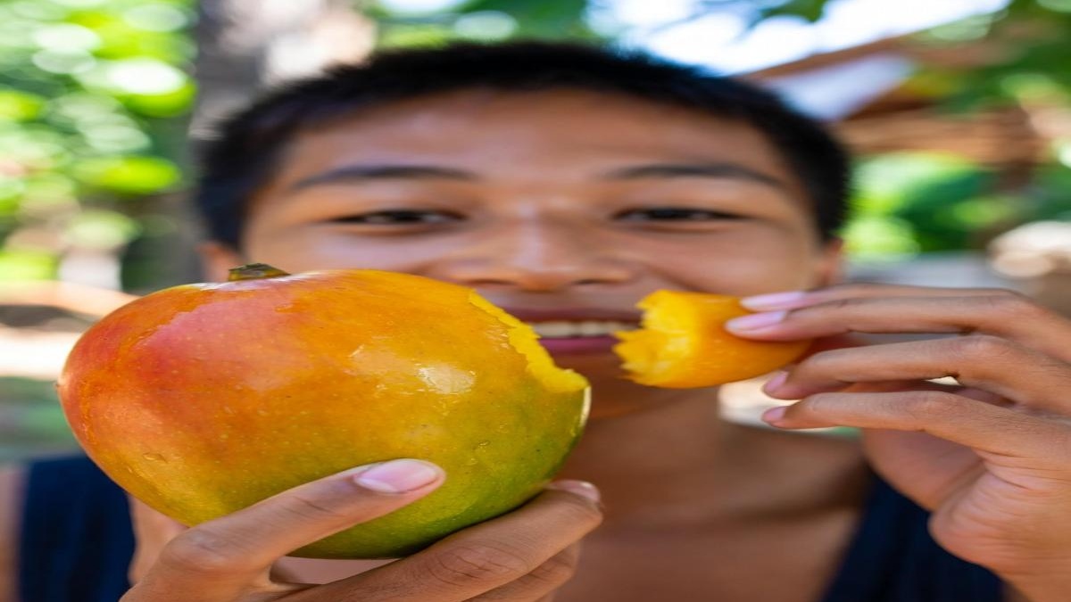 Eating mango every day could help lower blood pressure and improve ...