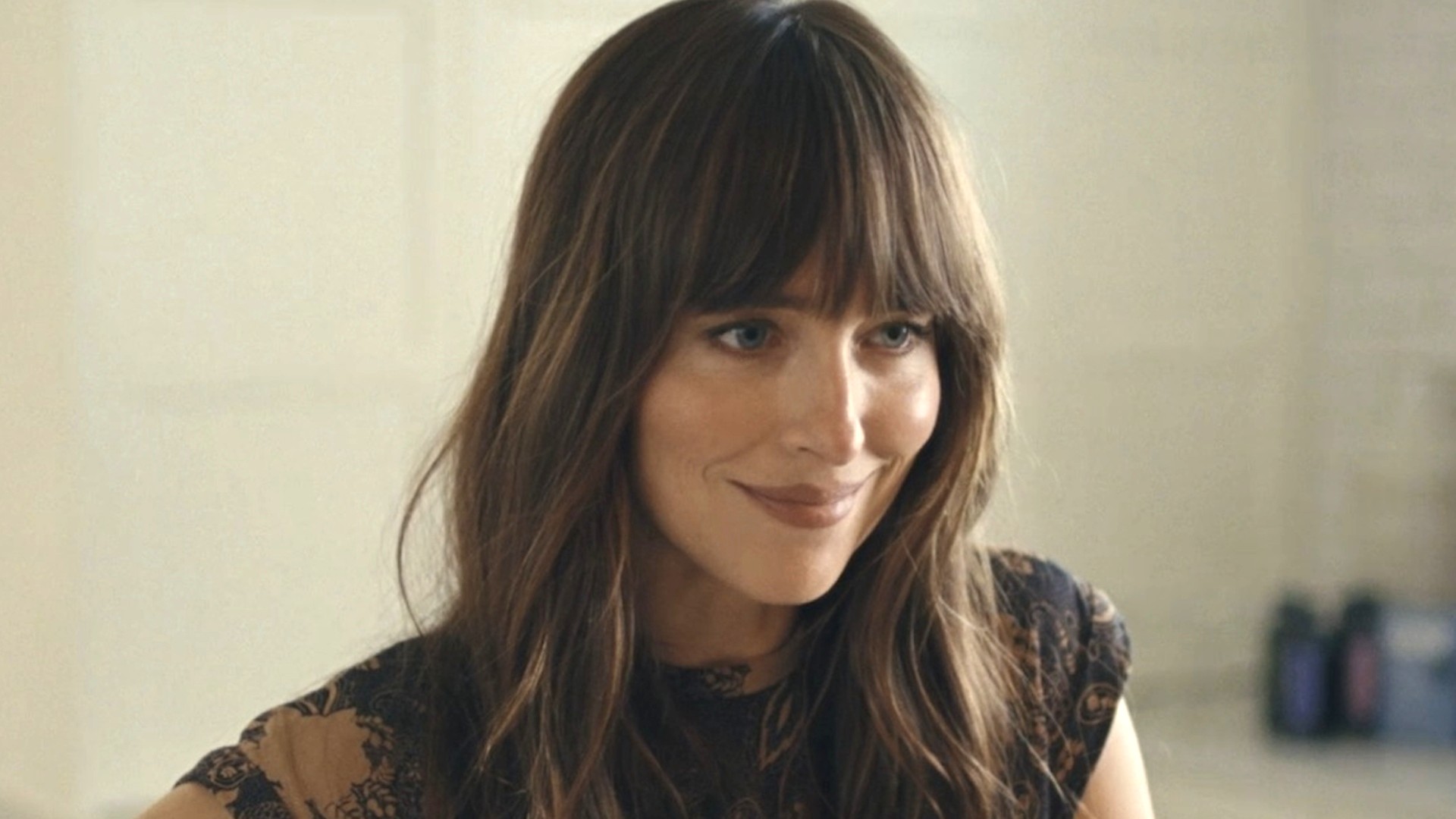 Dakota Johnson se na pařížském týdnu módy proslavila svým vzhledem „bez ...