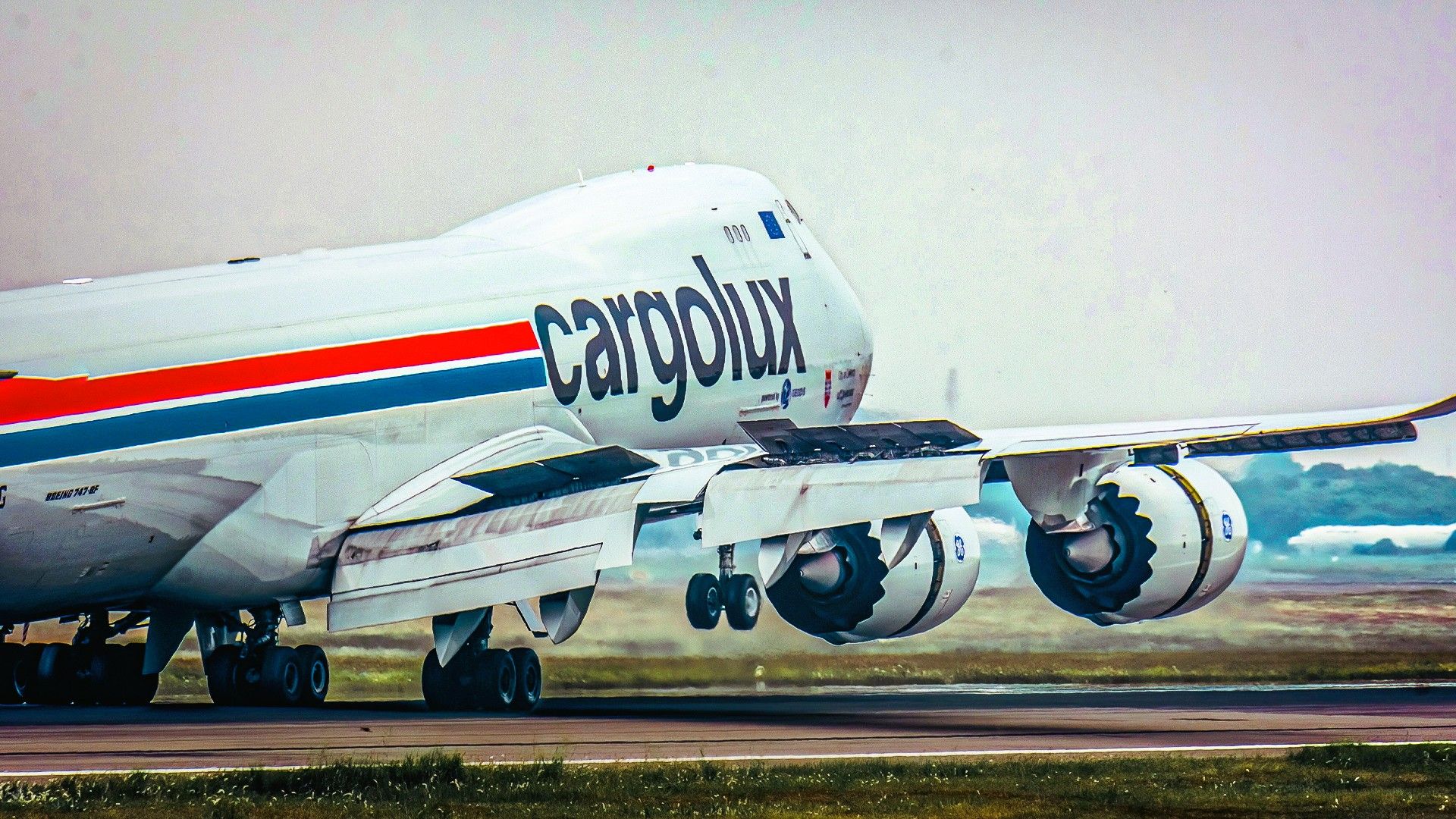 Why did Boeing choose GE to build the 747-8’s exclusive engine?
