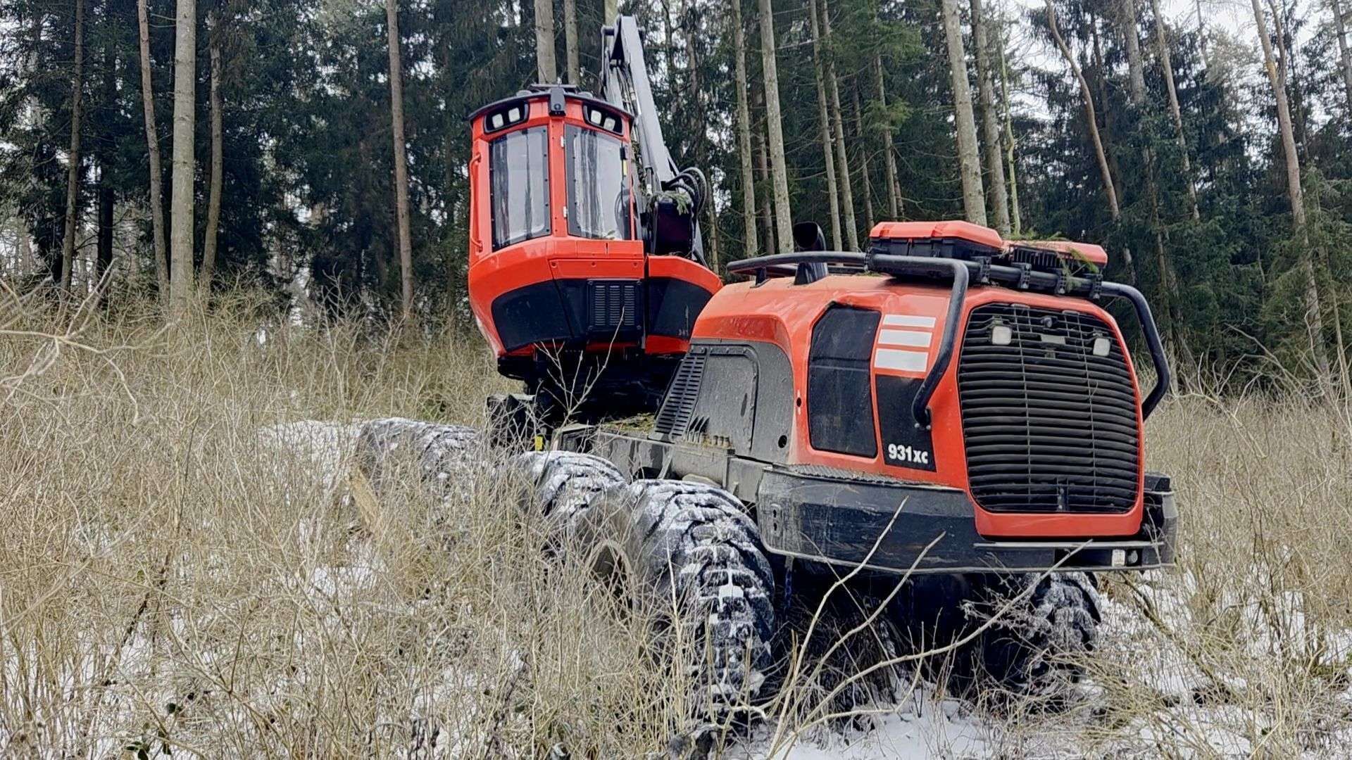 Wie man mit einem Harvester Bäume fällt