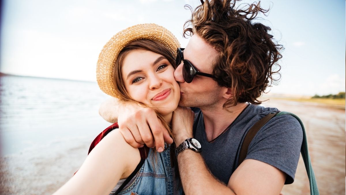 Relationship counselor shares habits all happy couples practice that ...